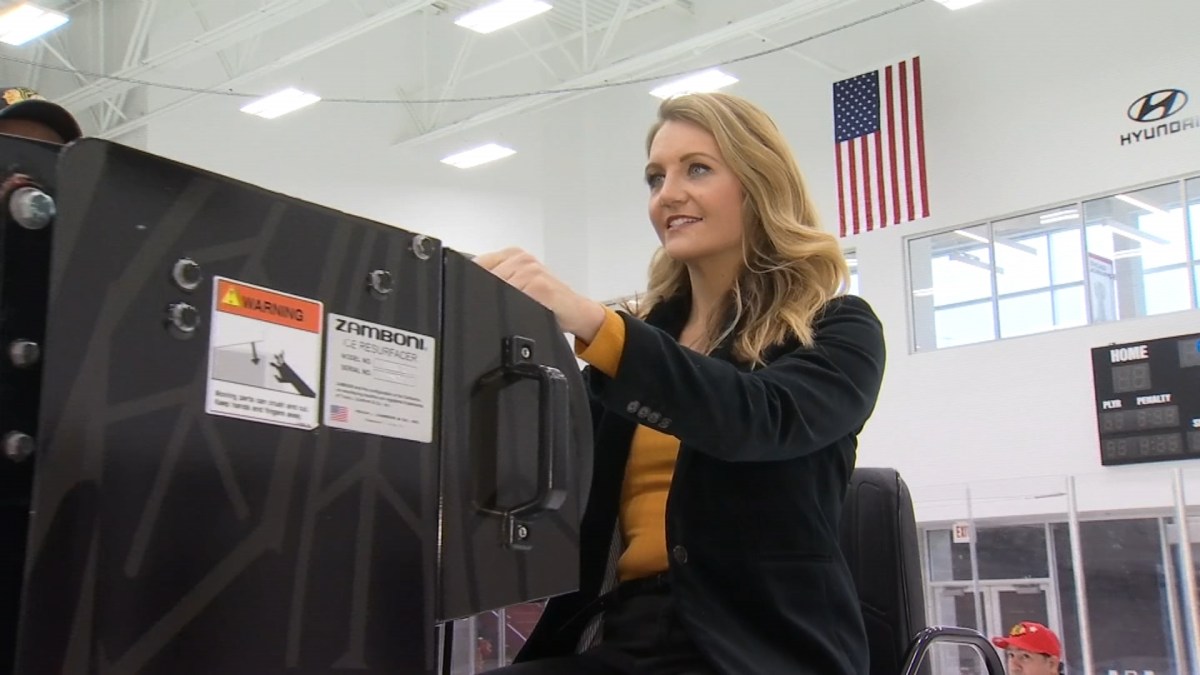NBC 5’s Kye Martin Learns How to Drive a Zamboni – NBC Chicago