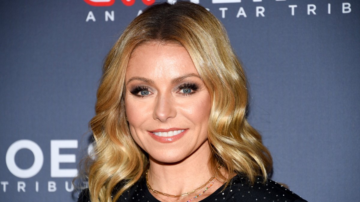 Kelly Ripa Dances Off Minor Wardrobe Malfunction On ‘live