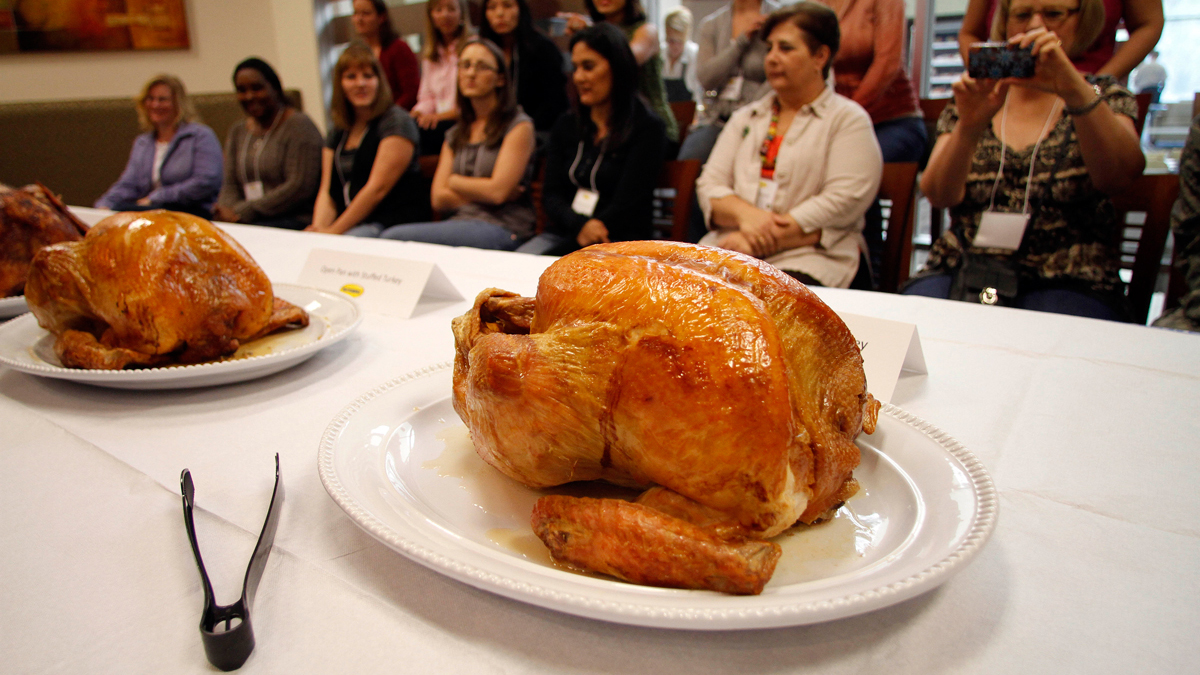 Turkey Talk Line Available For Last-Minute Thanksgiving Dinner Help ...