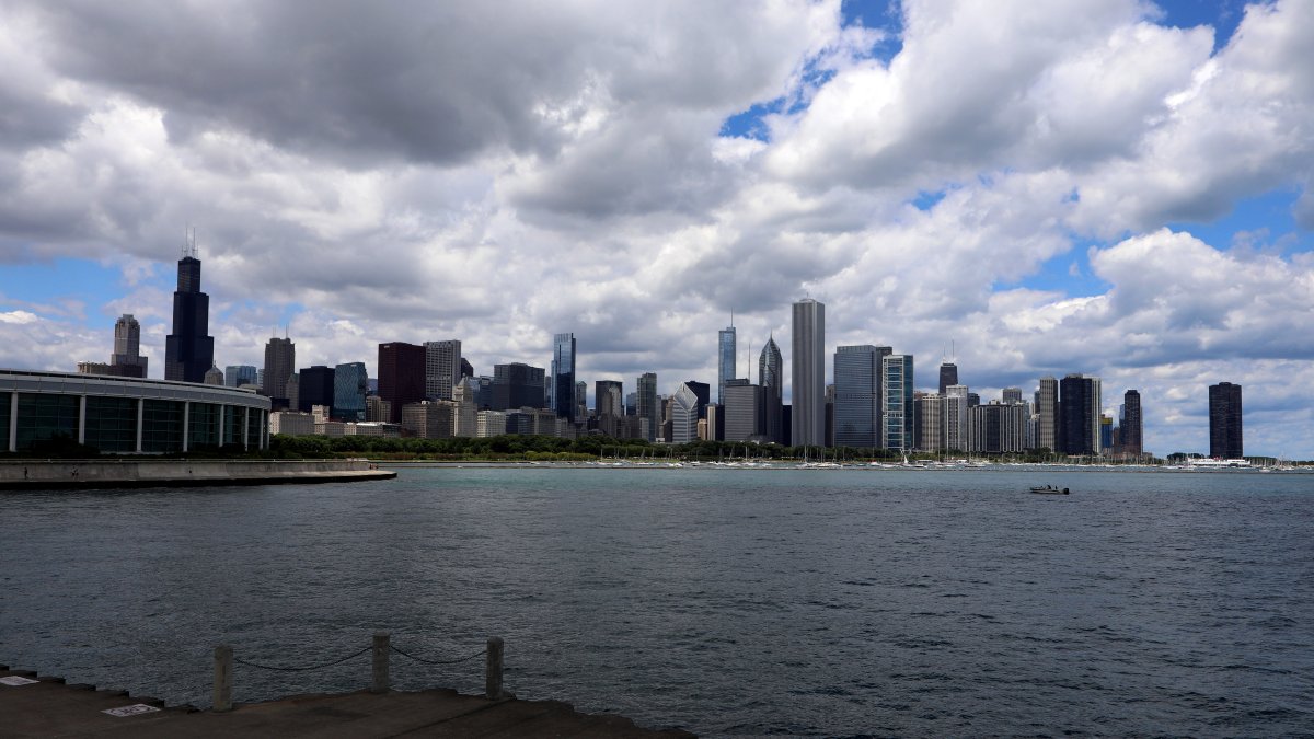 Chicago Forecast: Clouds Build, Winds Increase Sunday – NBC Chicago