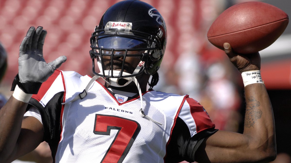 Bears QB Justin Fields, Michael Vick hang out at Halas Hall – NBC Chicago