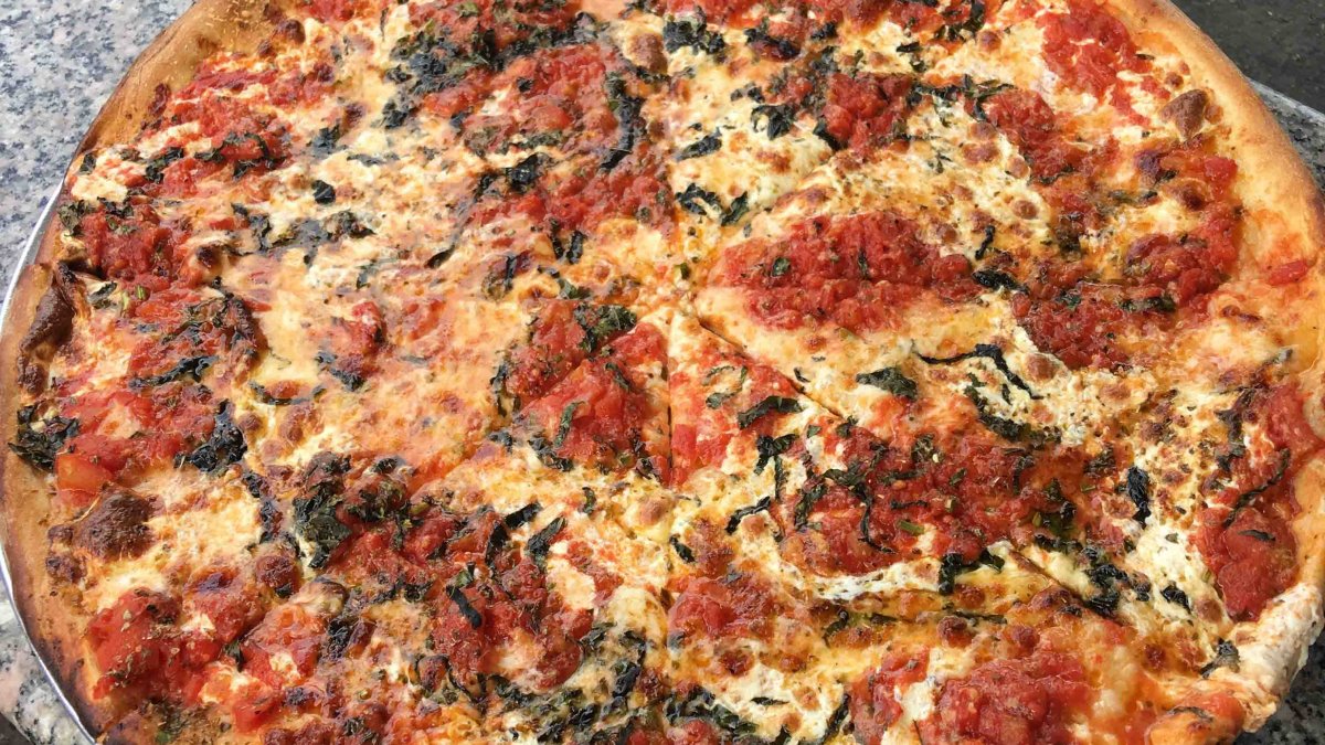 Bold ‘Now Hiring’ Sign at Ohio Pizzeria Goes Viral – NBC Chicago