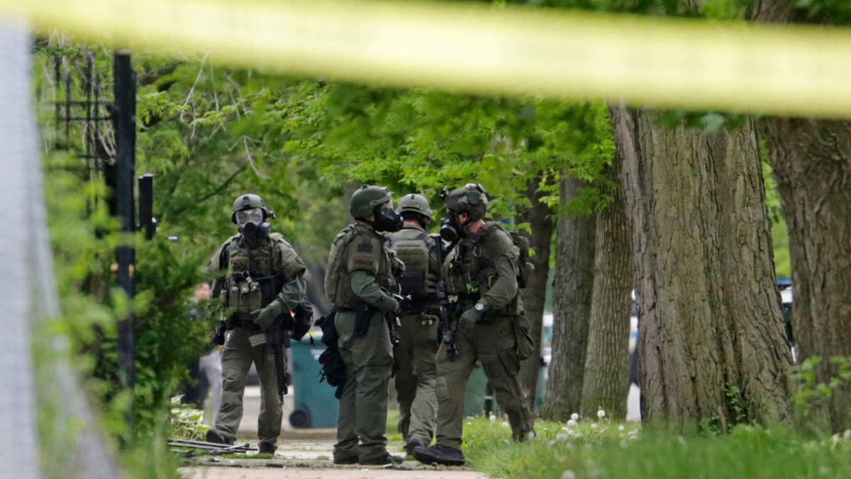 SWAT Team Responds to Person Barricaded in South Chicago Home – NBC Chicago
