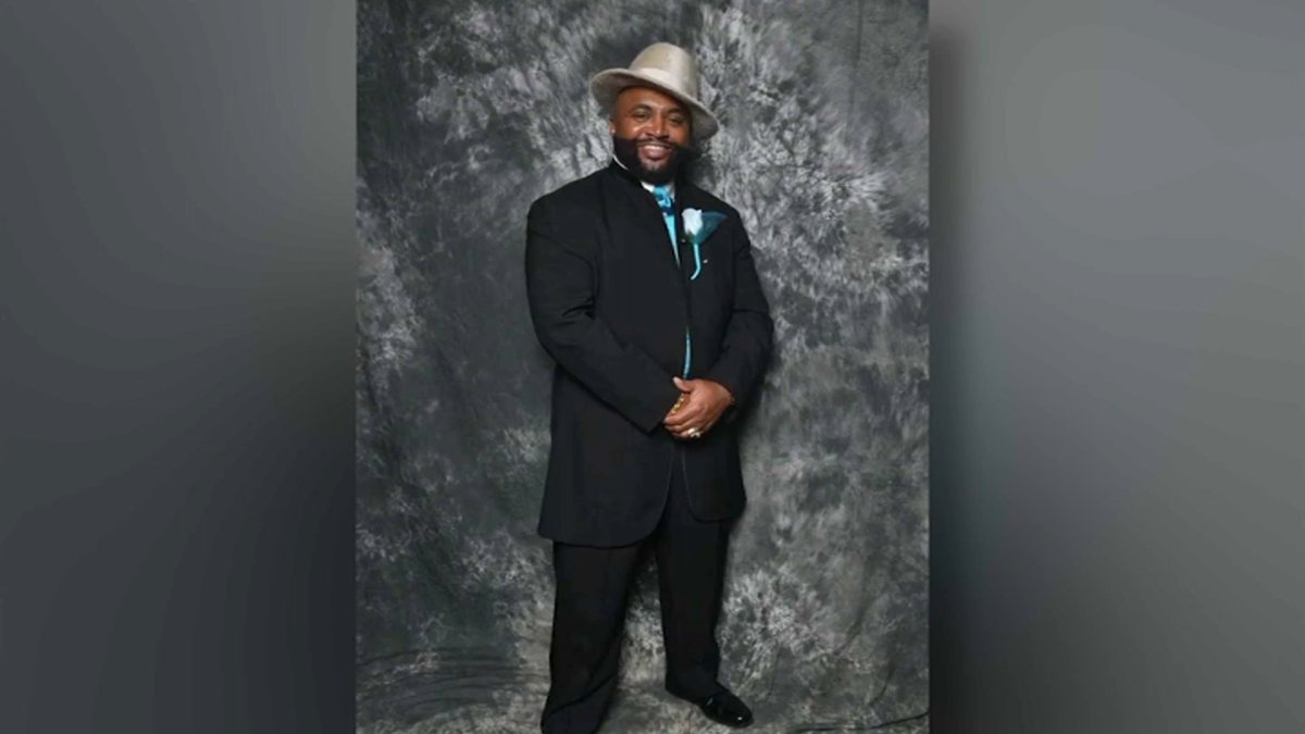 Poll Worker at Chicago Voting Site Dies of Coronavirus, Election ...