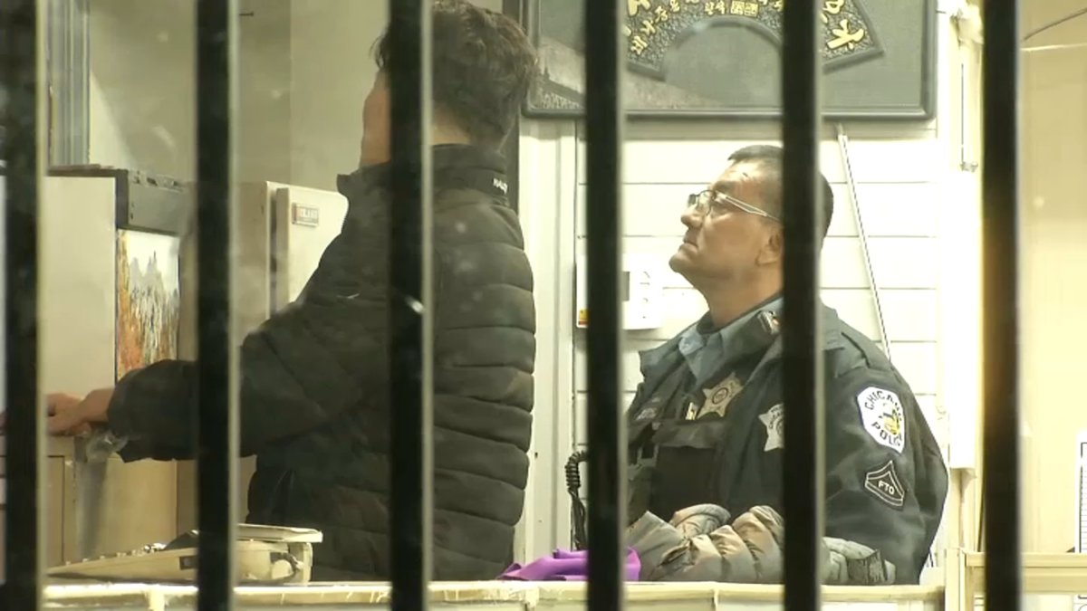 Robbers Tie Woman Up, Hold Man at Gunpoint at Chicago Jewelry Store ...