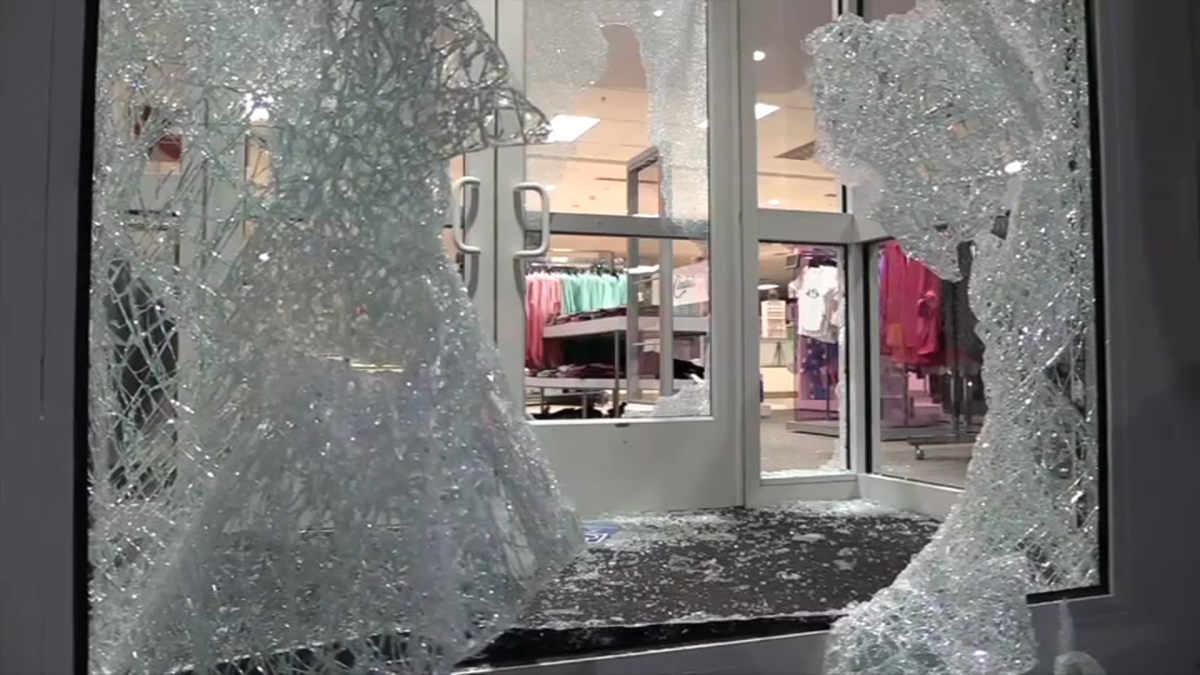 Police Investigate Possible Smash And Grab At Suburban Kohls Nbc Chicago