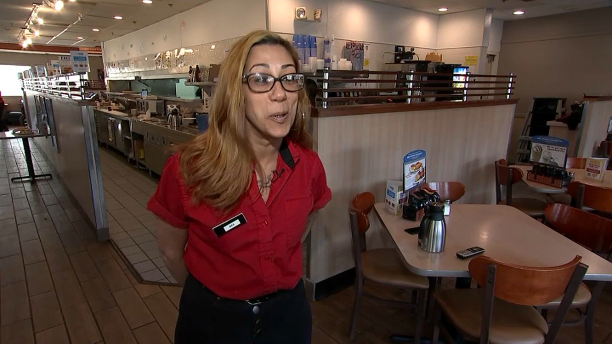 Waitress in Shock After Receiving Huge Tip From Wahlberg’s – NBC Chicago