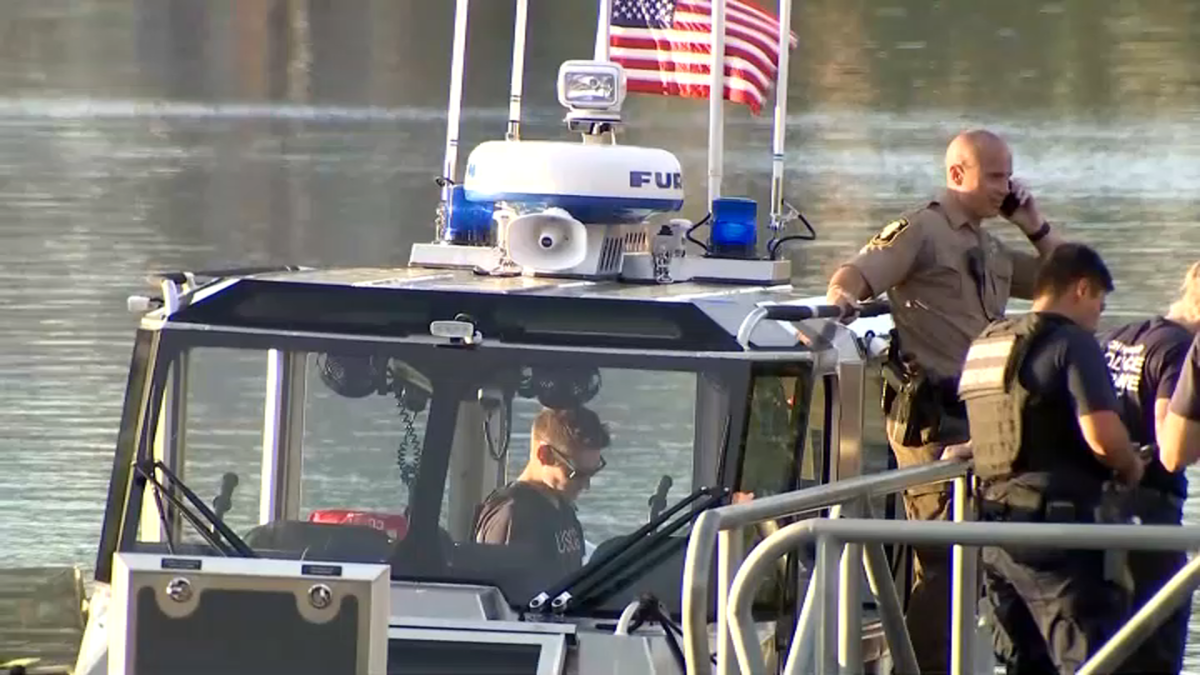 Child Dies After Boat Overturns in Chicago River, Police Say – NBC Chicago