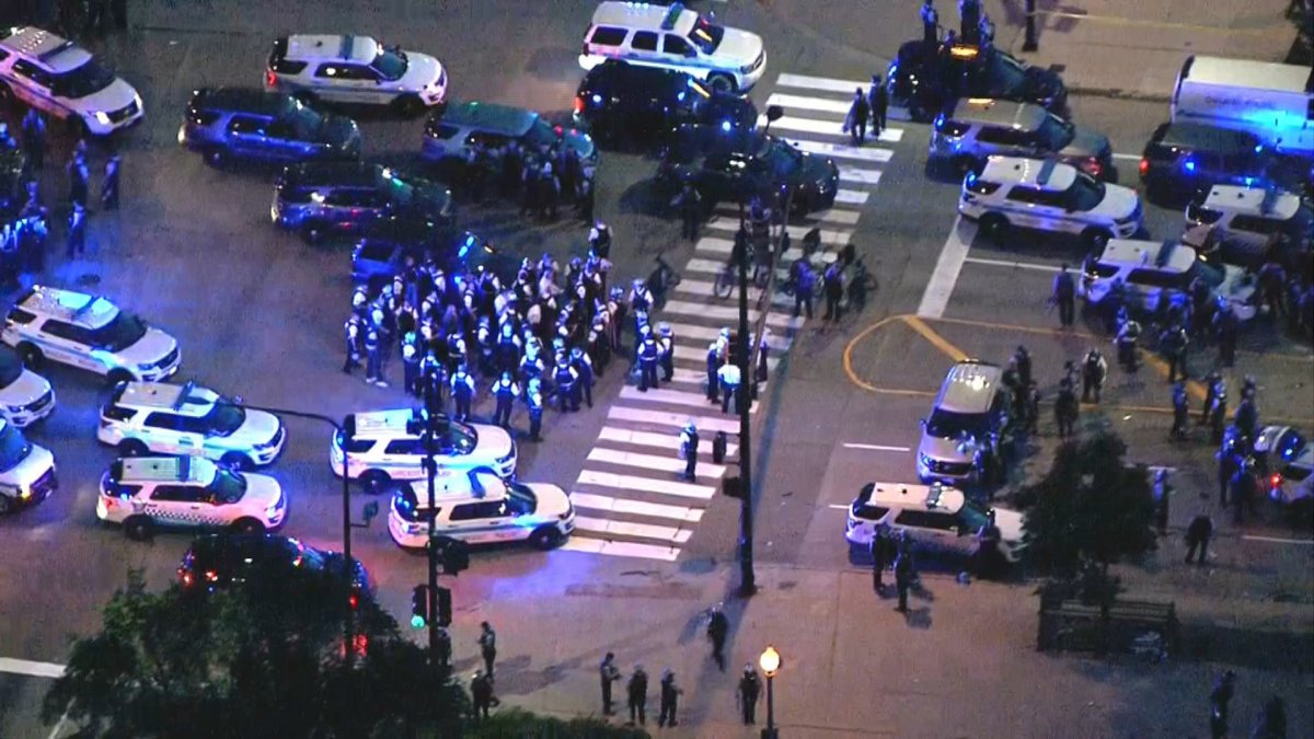 Chicago Police: 18 Officers Hurt During Clashes Near Columbus Statue ...