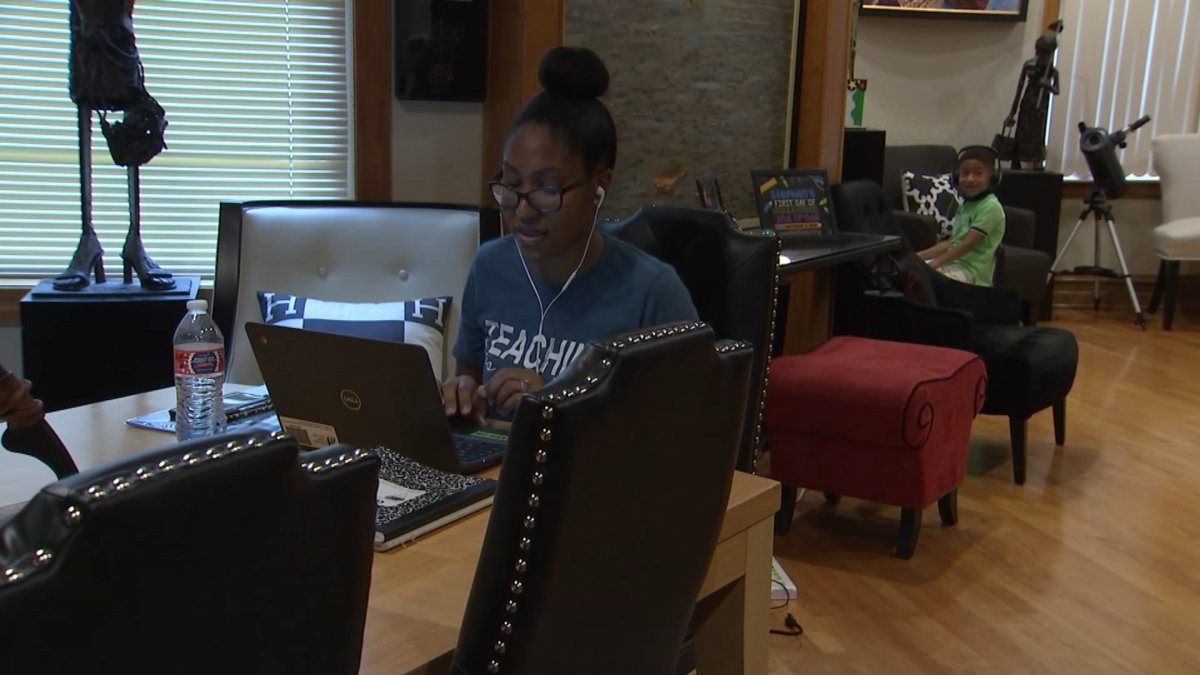 Chicago Public School Students Back in Class as Virtual Learning Begins ...