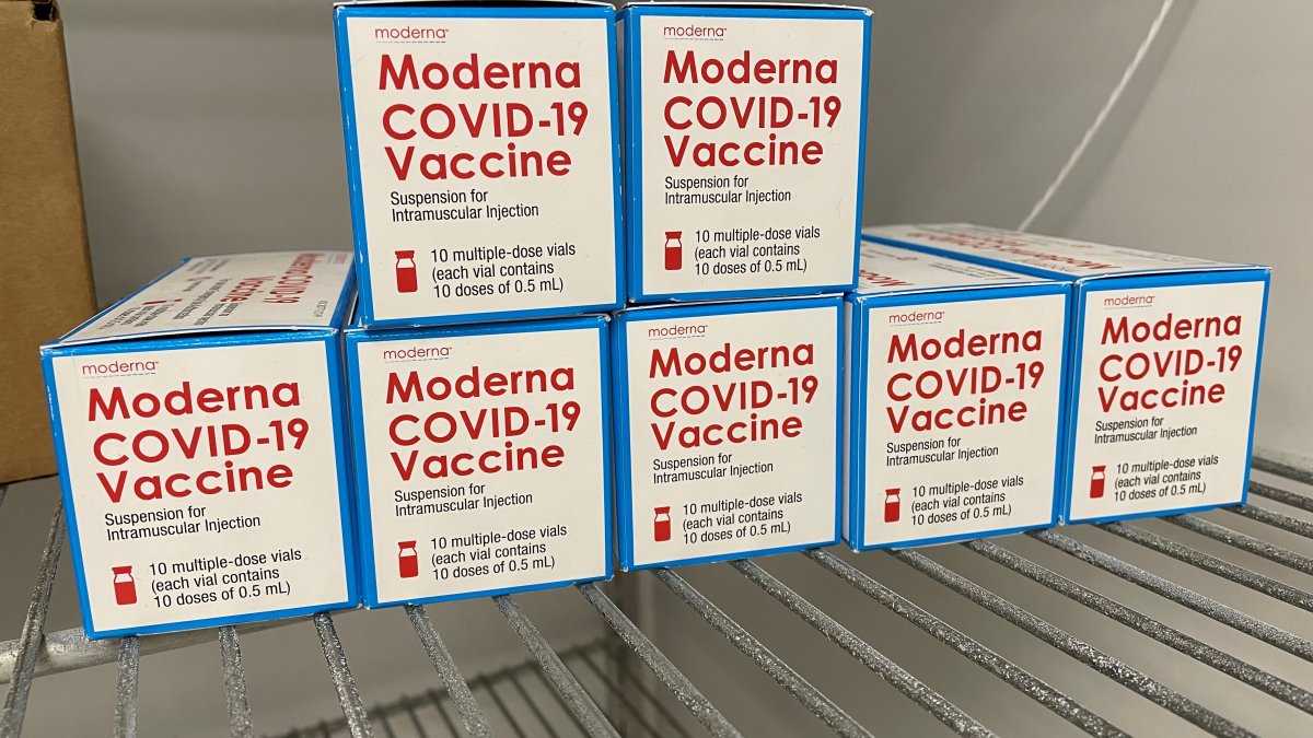 First Doses of Moderna COVID-19 Vaccine Administered in Chicago – NBC ...