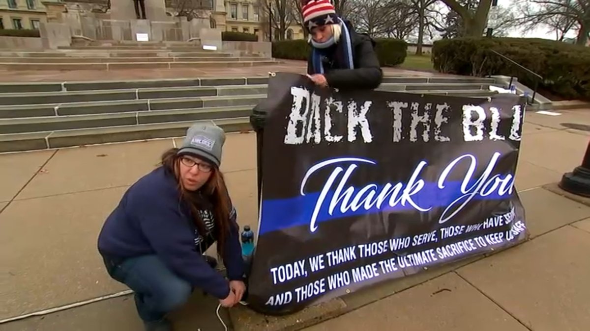 Few Protesters Outside Illinois State Capitol Building Saturday – NBC ...