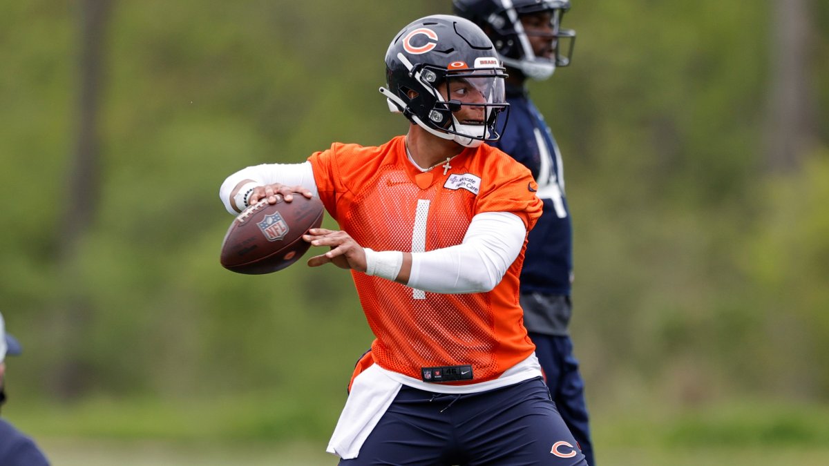 Chicago Bears’ Justin Fields Throws First Pitch at White Sox Game – NBC ...