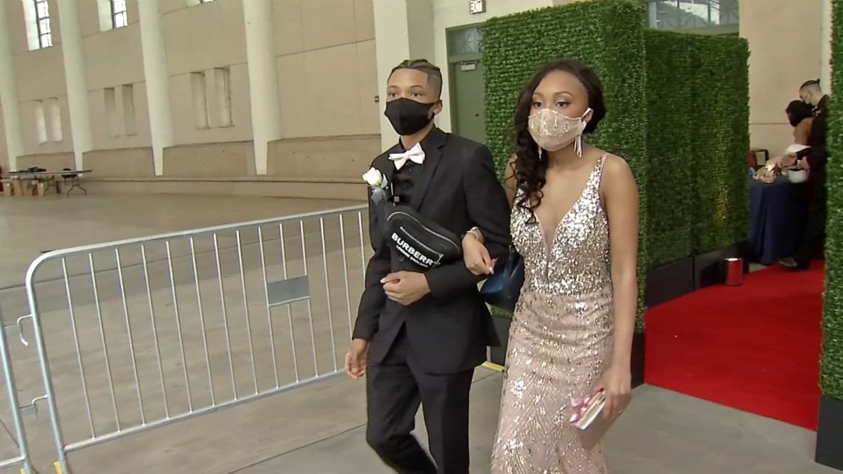 Chicago Seniors Get Special Socially-Distanced Prom at Soldier Field ...