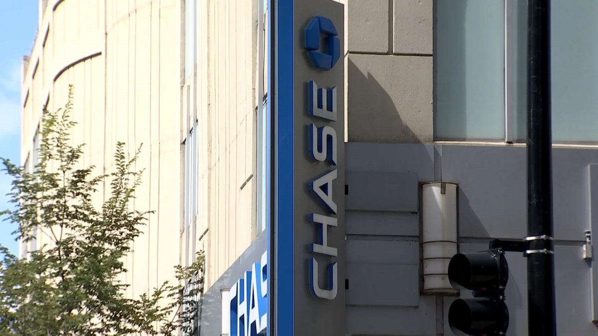 Downtown Chicago Chase Bank Branches Closed After Stabbing Leaves ...