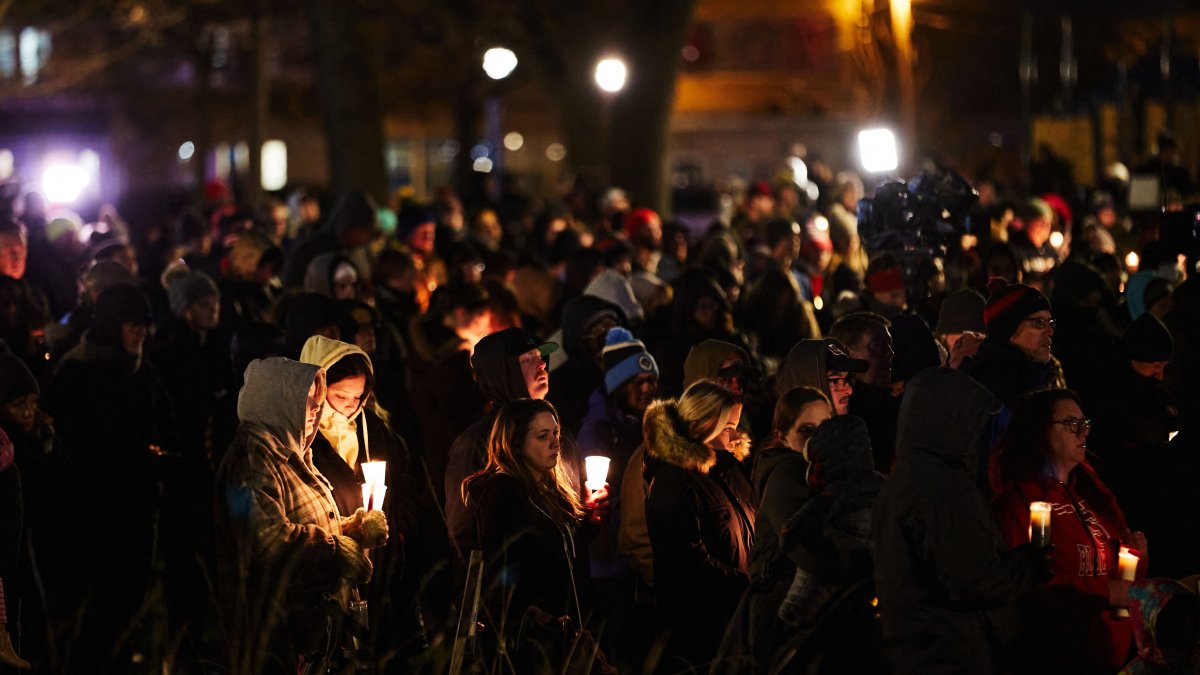 Photos Waukesha Remembers Victims Of Christmas Parade Tragedy With Candlelight Vigil Nbc Chicago