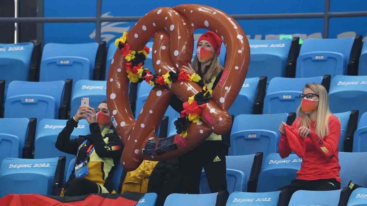 Spectators Flout Cheering Ban During Ice Dancing at 2022 Winter ...