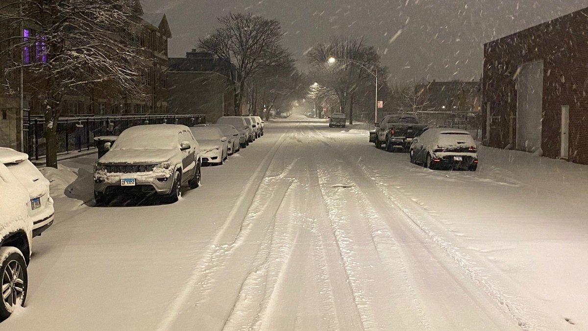 A timeline of how heavy snow, gusty winds will impact Chicago area ...