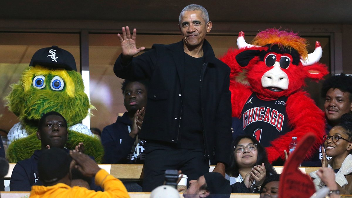 Barack Obama Attends Bulls Game During Chicago Visit, Brings Special ...