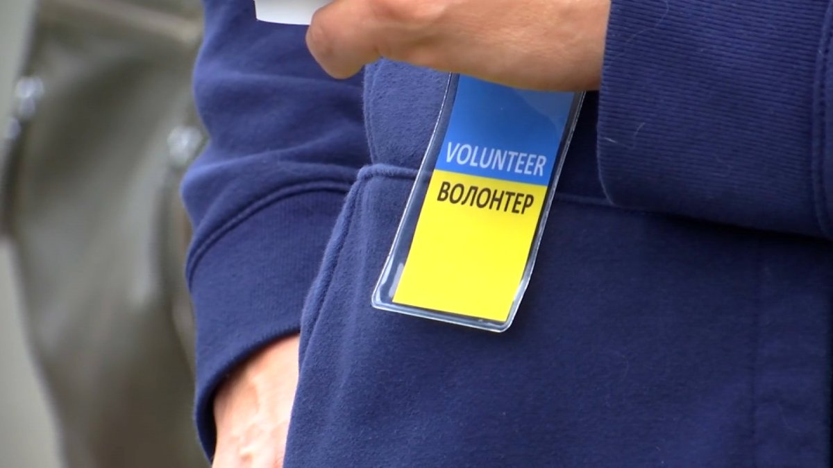 Large Groups of Volunteers Await Ukrainian Refugees at US-Mexico Border ...