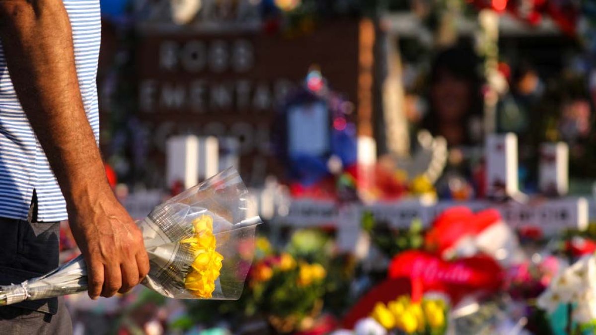 Report: Police in Uvalde Had Rifles Earlier Than Known – NBC Chicago