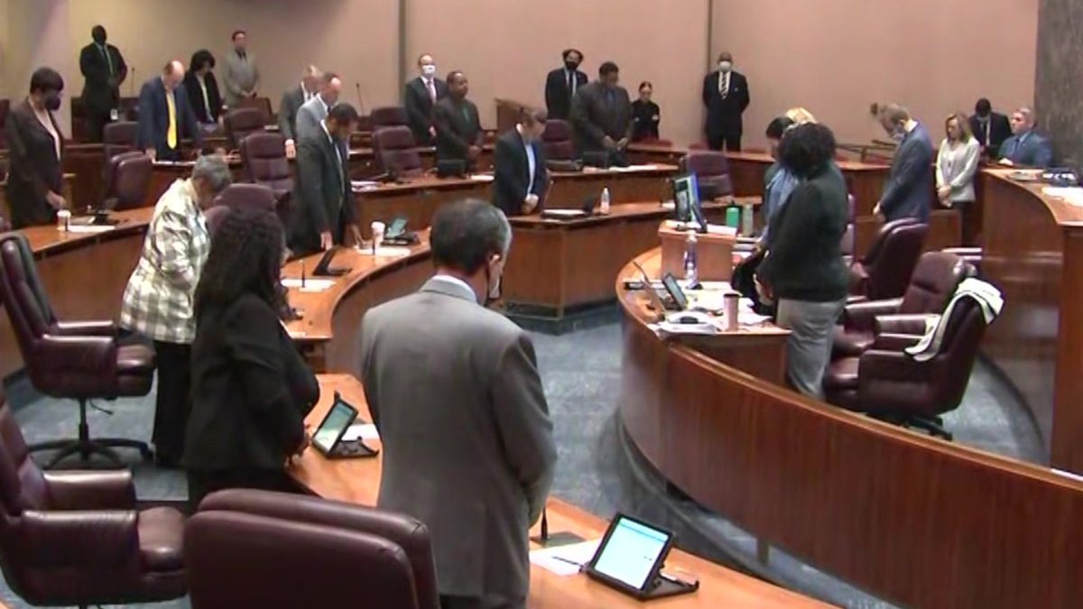 Watch: Mayor Lightfoot Leads Chicago City Council Members in a Moment ...