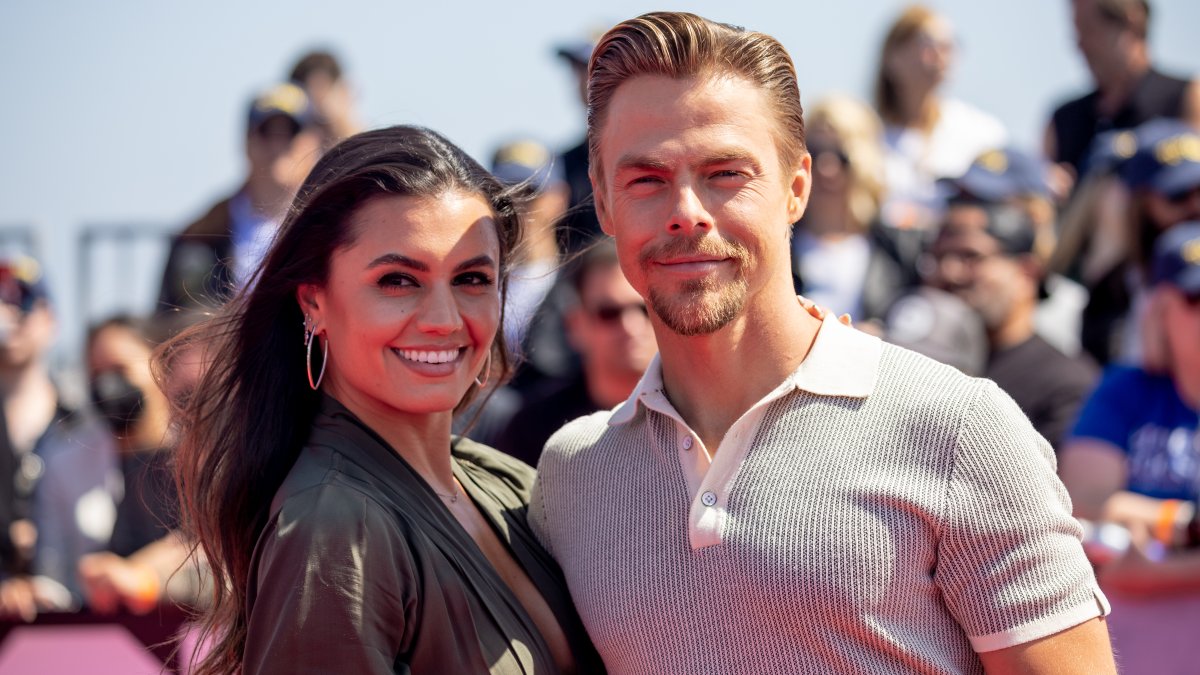 ‘Dancing With the Stars’ Derek Hough Engaged to Hayley Erbert – NBC Chicago