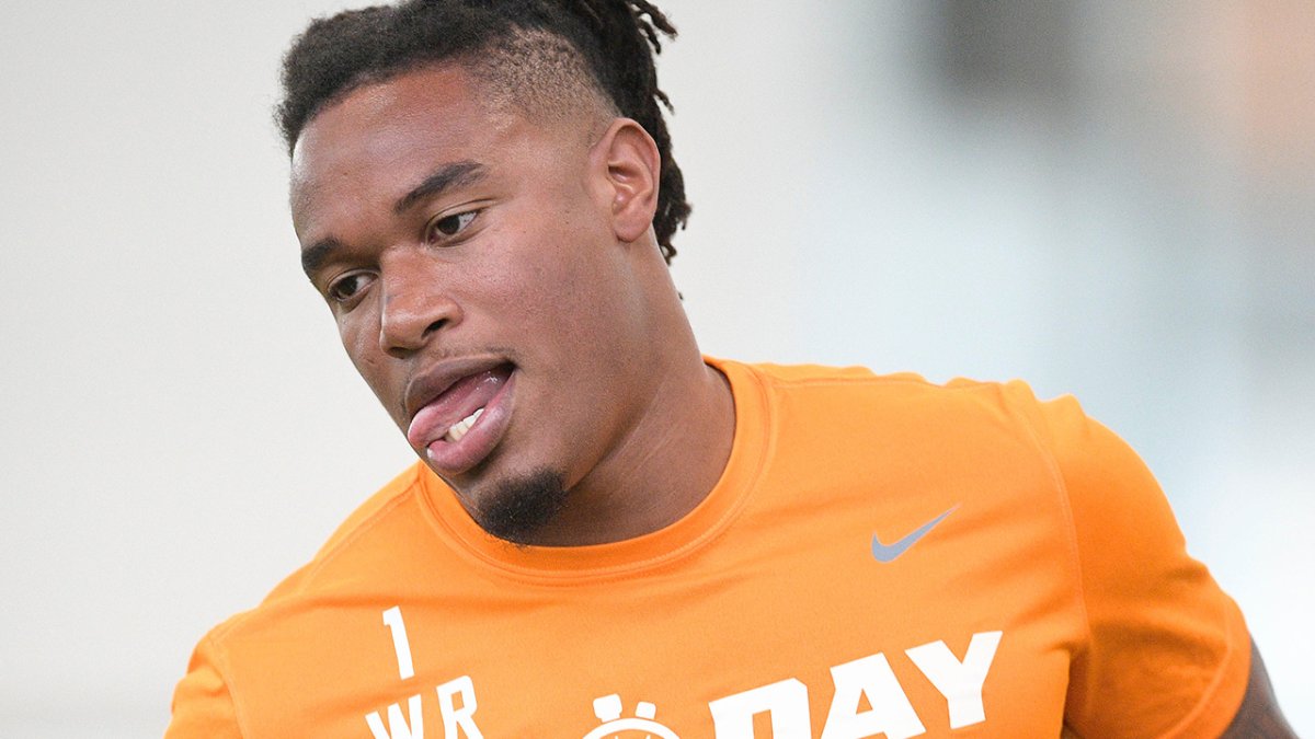 Velus Jones Jr. Attempts to Sketch the Bears Logo – NBC Chicago