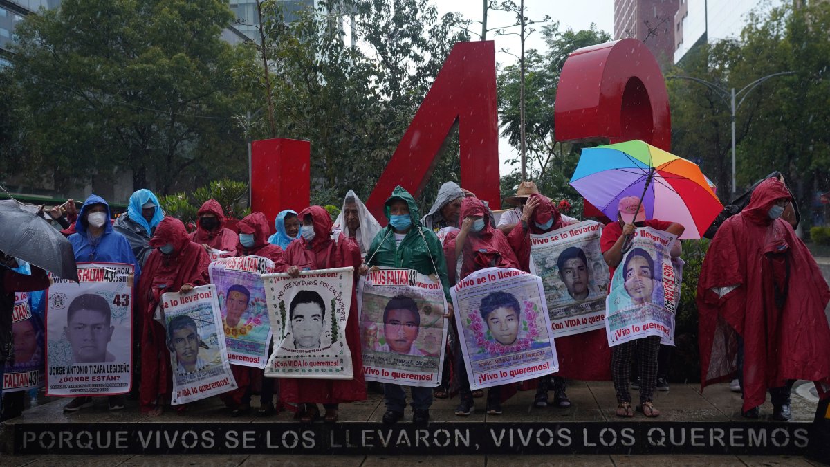 Official: 6 of 43 Missing Mexican Students Given to Army Before Being ...