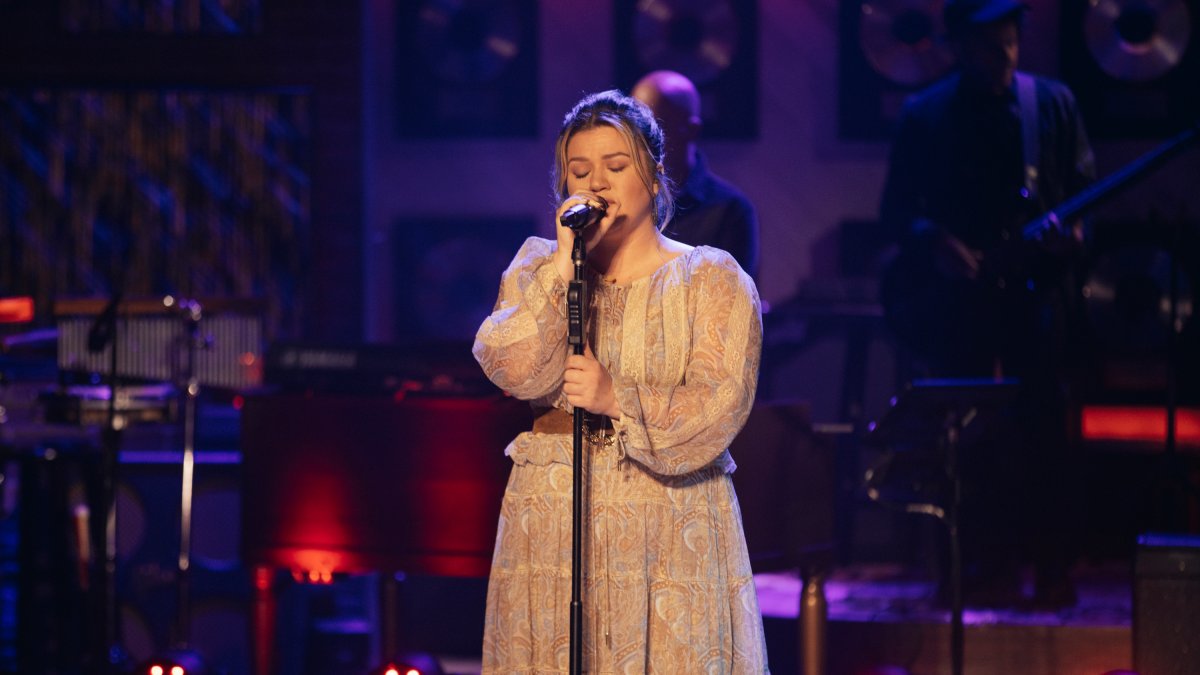 Kelly Clarkson Brings Search for Top Singers to Chicago, Offers Fans ...