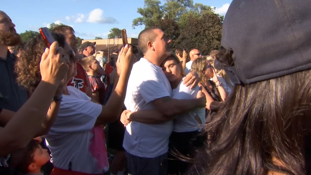‘They Were Amazing:’ Vigil Held to Honor Family Killed in McHenry ...