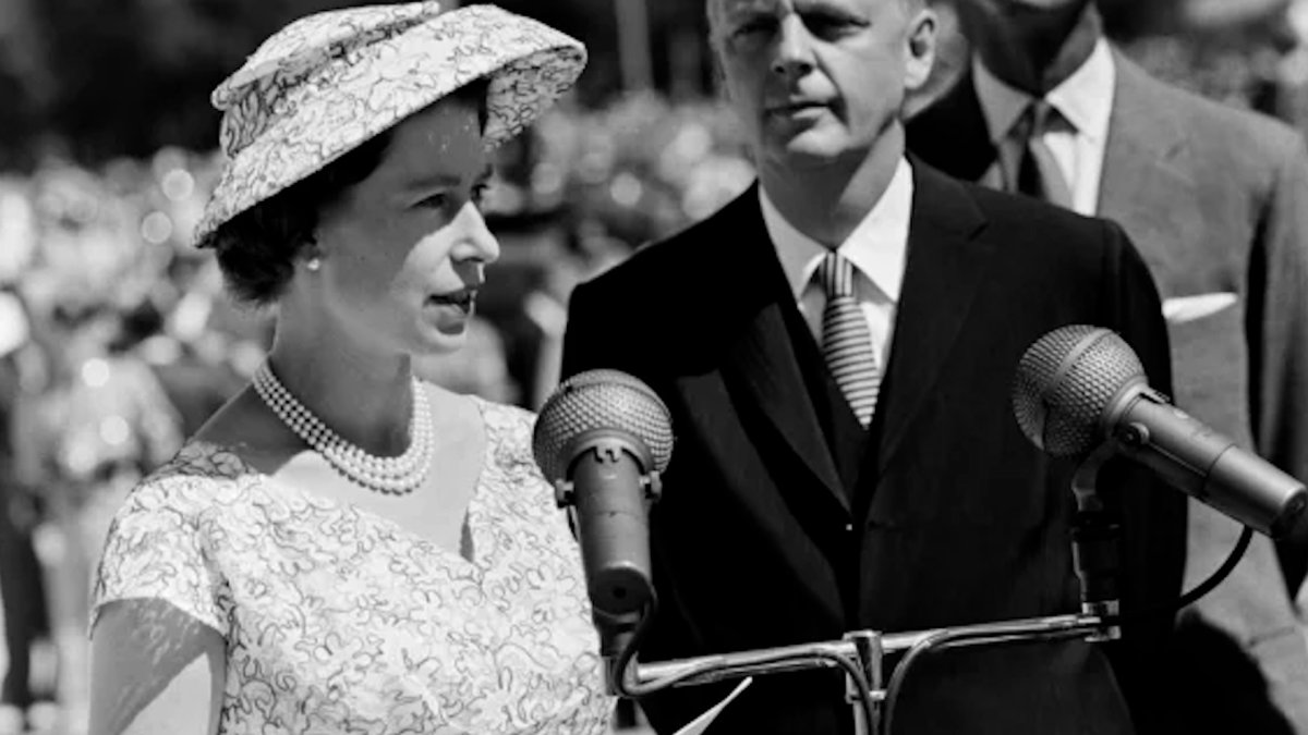 See The Historic Photos of Queen Elizabeth II’s Visit to Chicago in ...