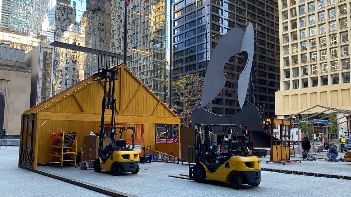 Downtown Chicago Christkindlmarket Begins Holiday Setup – NBC Chicago