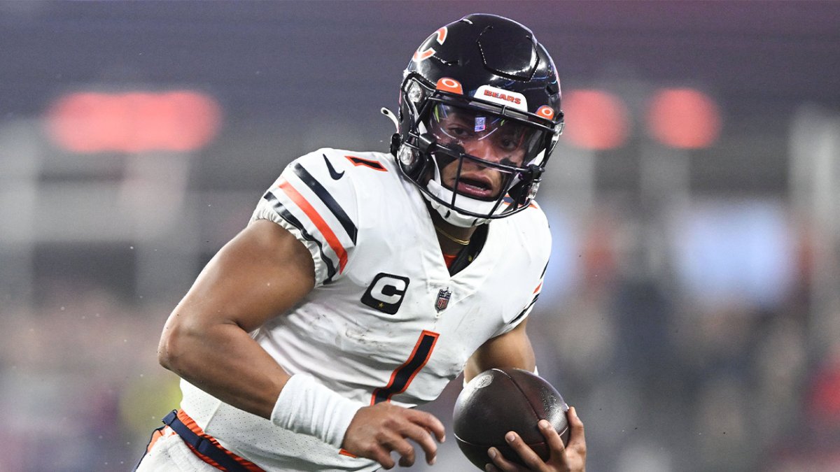 Justin Fields Puts Up Historical Statistics in First Half of MNF – NBC ...