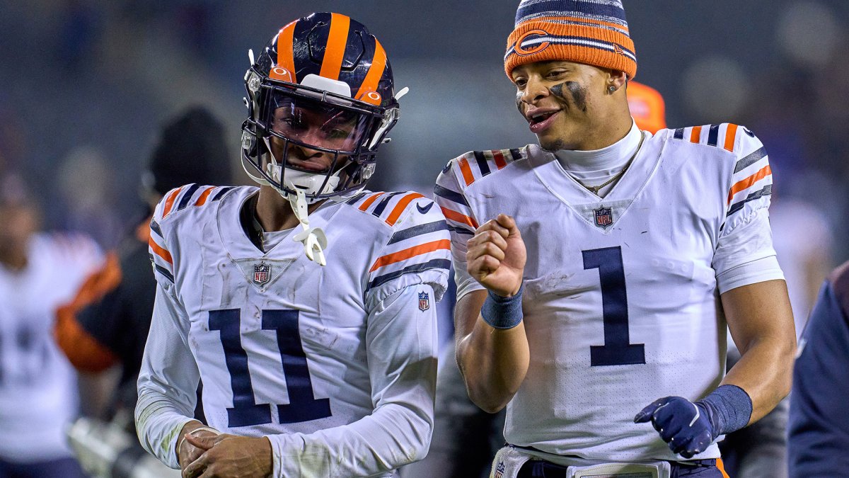 Ex-NFL Player Defends Justin Fields Missing Mooney on Wide Open TD ...