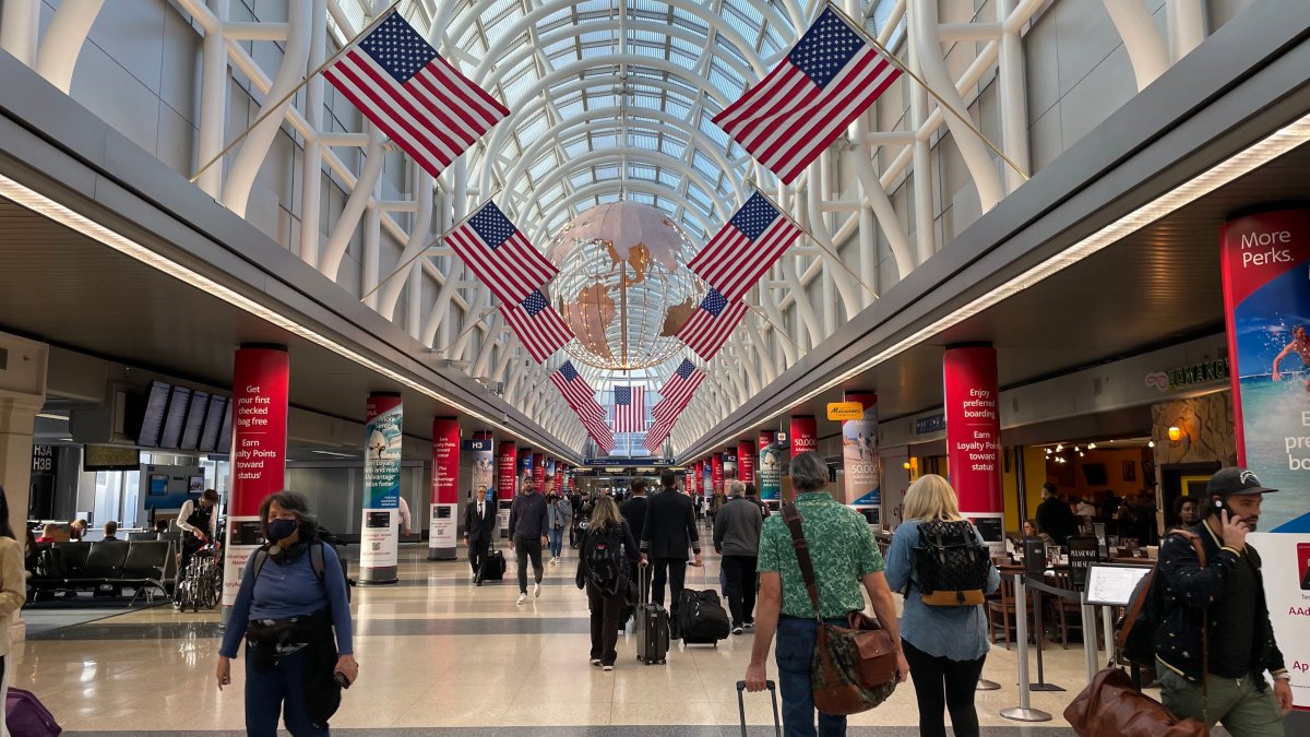 Holiday travel begins in earnest at Illinois airports, on highways ...