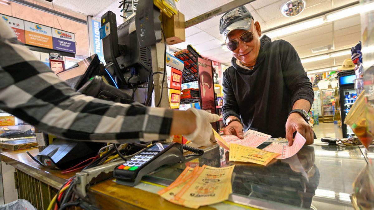 Monday Night’s Record $1.9B Powerball Drawing Delayed, Lottery ...