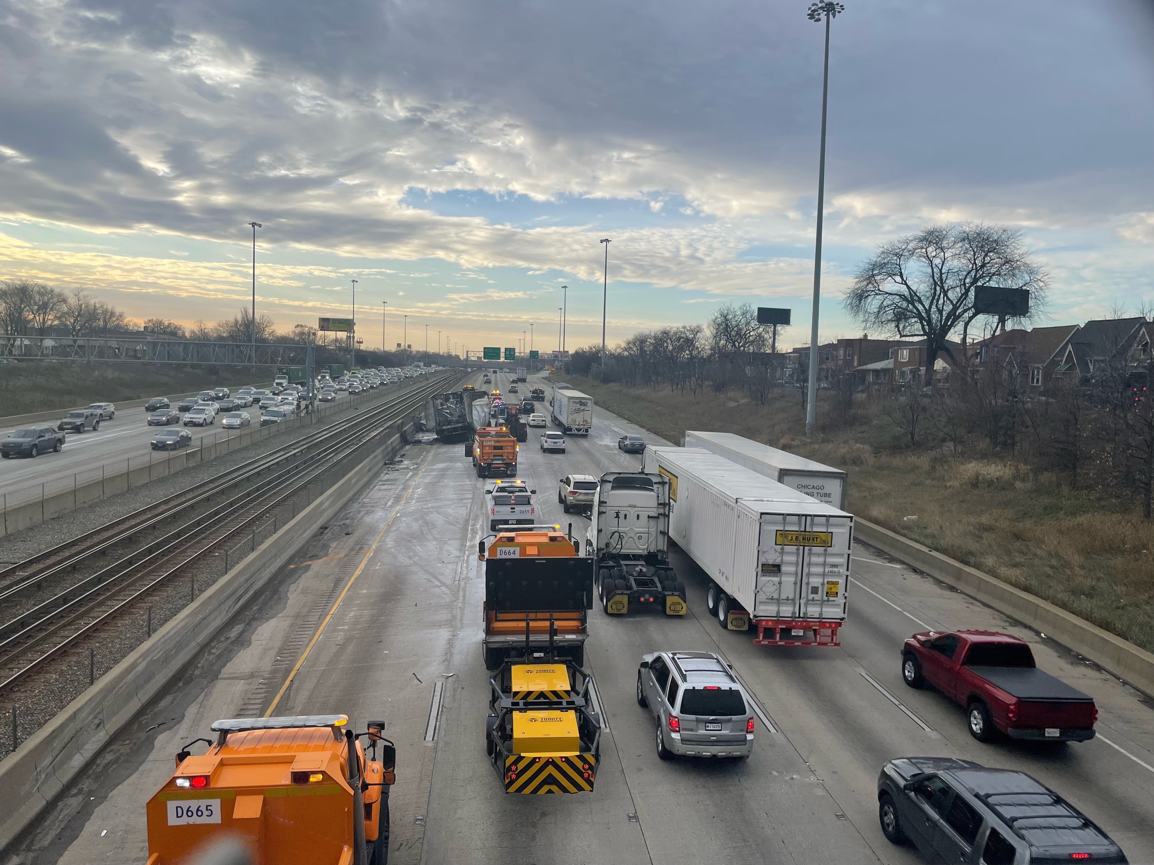 Outbound Dan Ryan Expressway in Chatham Closed, CTA Red Line Halted ...