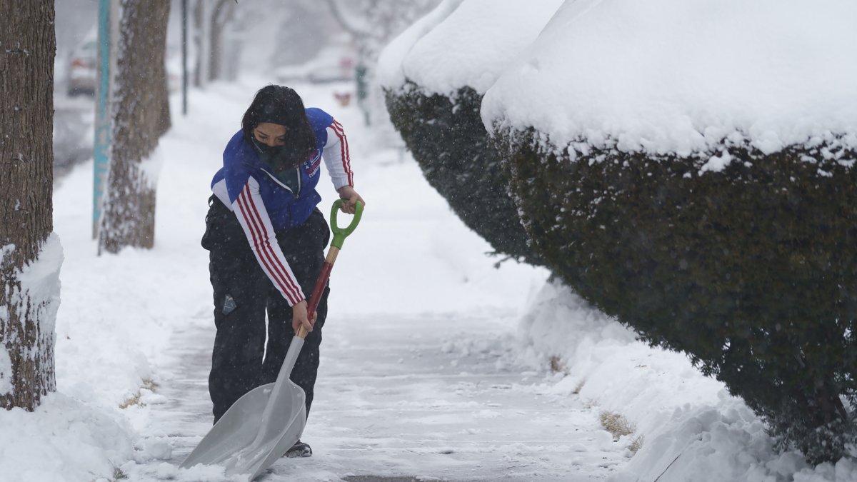 How Shoveling Snow Can Increase Risk Of Heart Attack Nbc Chicago