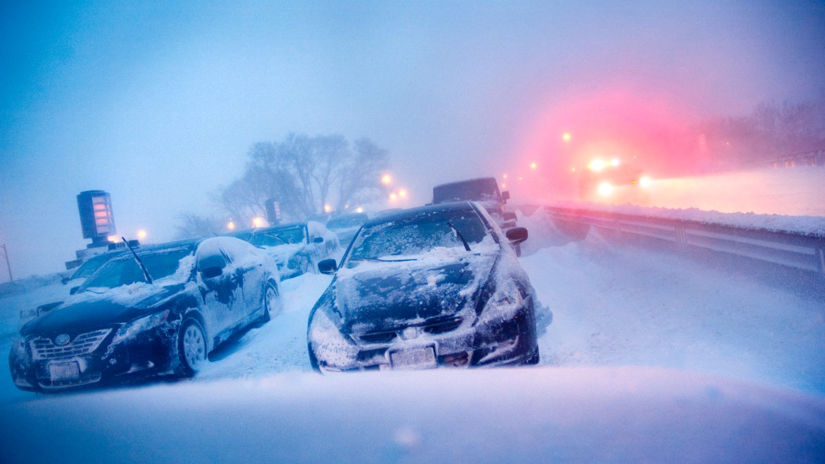 ‘Blizzard-Like’ Conditions From Chicago Snowstorm to Make Travel ...