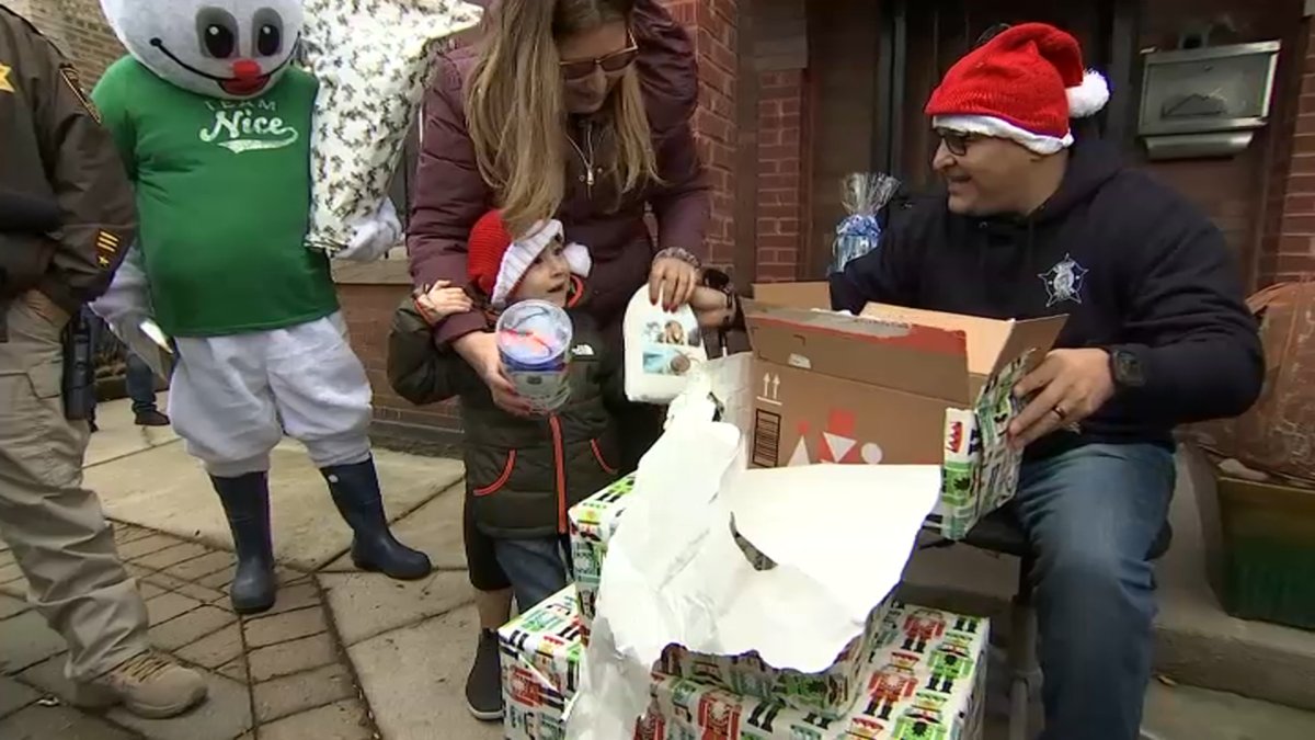Chicago Police Officers Spread Holiday Cheer to Families of Injured ...