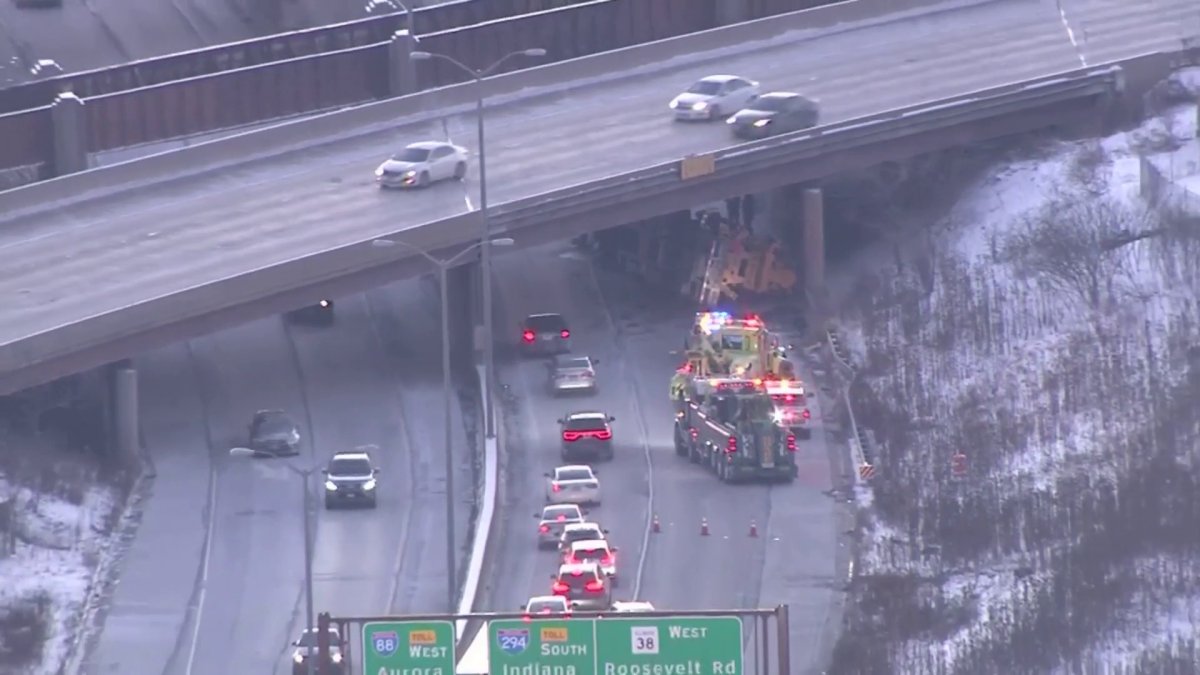 Sky 5: Overturned Semi Snarls Traffic on Outbound Eisenhower Expressway in Western Suburbs – NBC ...
