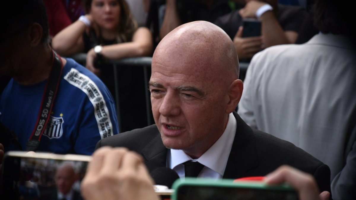 FIFA President Wants Countries to Name One Stadium After Pelé – NBC Chicago