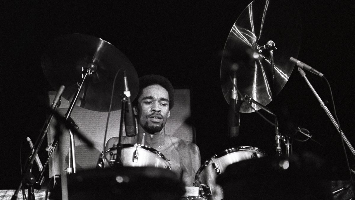 Fred White, Former Drummer for Chicago-Based Earth, Wind & Fire, Dies ...
