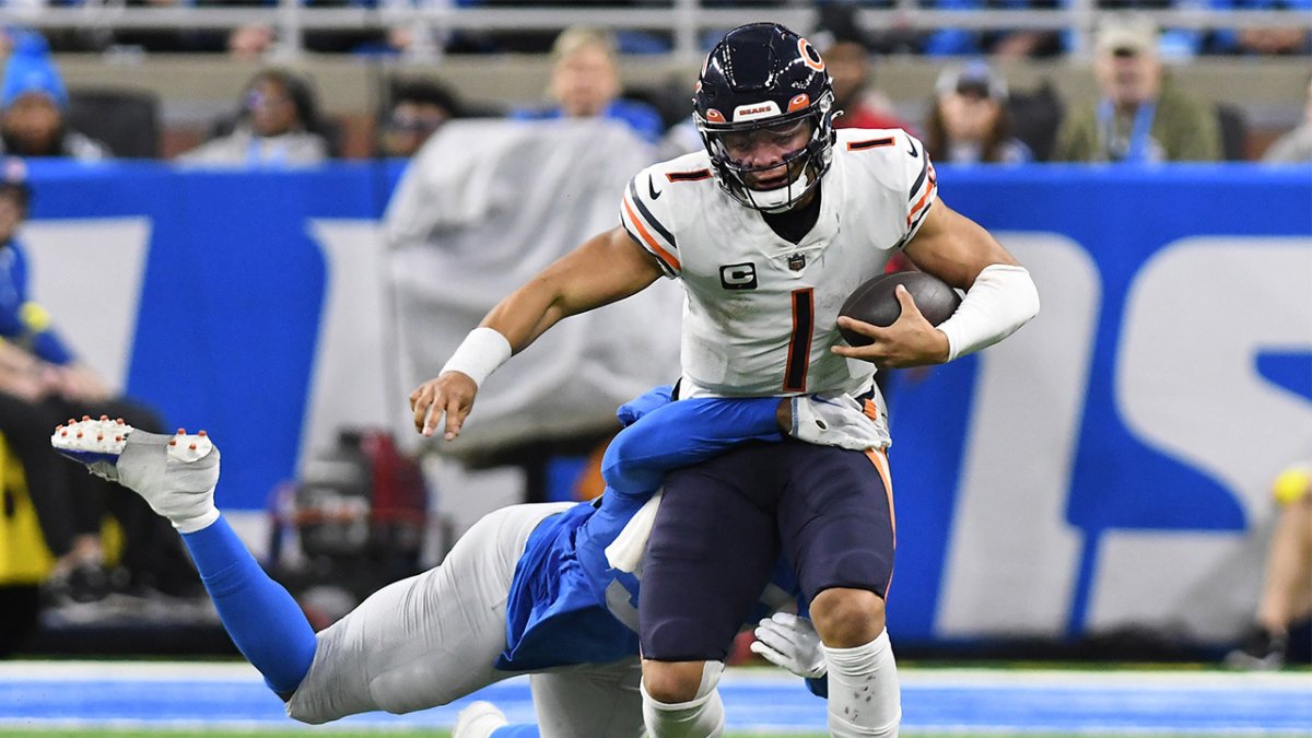 How Many Yards Is Justin Fields Away From the QB Rushing Record? – NBC Chicago