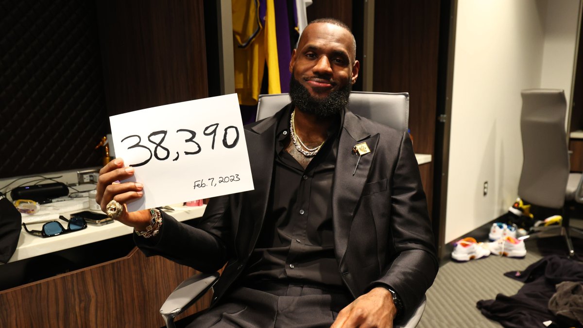 Drake Makes Amusing Cameo in LeBron James’ Celebratory Video – NBC Chicago