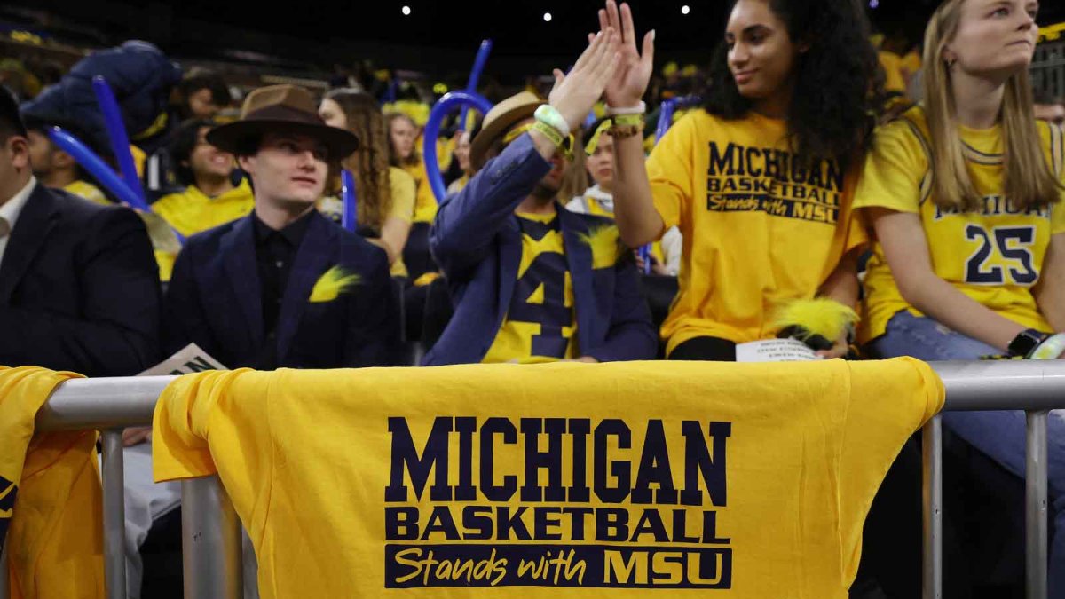 Michigan Honors Victims Of Msu Shooting Before Game Vs Spartans Nbc