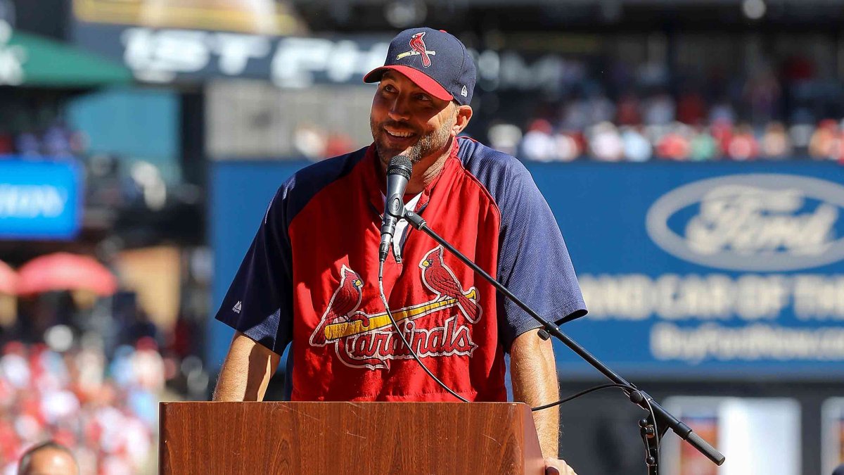 Cardinals’ Adam Wainwright Sings National Anthem at Opening Day 2023 ...