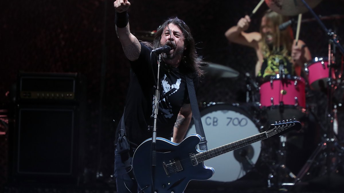 Foo Fighters Plan Summer Album, First Since Drummer’s Death – NBC Chicago