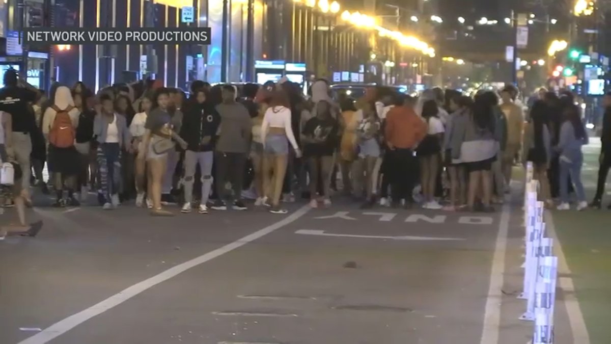 Chicago Police to Enforce Curfews, Bag Checks at Beaches After ...